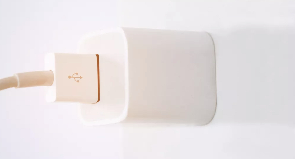 If You See This USB Charger In Your Hotel Or Airbnb, Get Out Fast And ...
